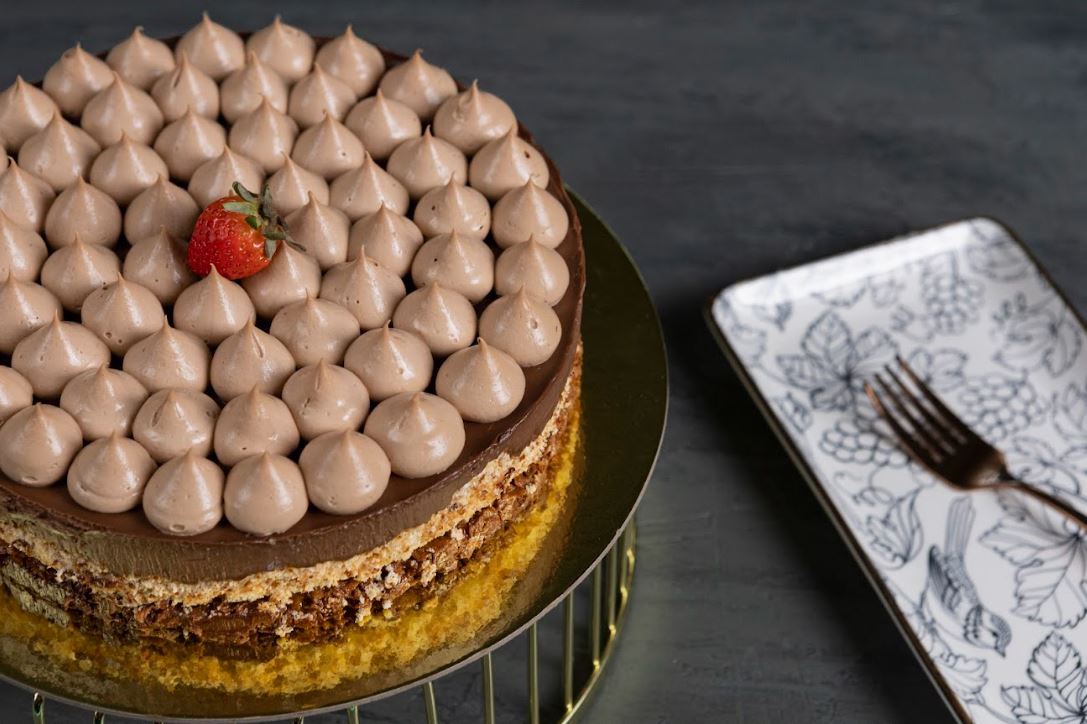 Le Petit Antoine Cupid 6" x 2" – Heavenly Desserts